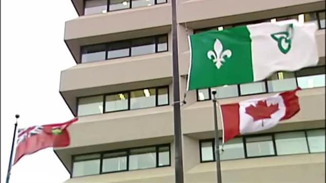 Le drapeau franco-ontarien flotte devant l'hôtel de ville du Grand ...