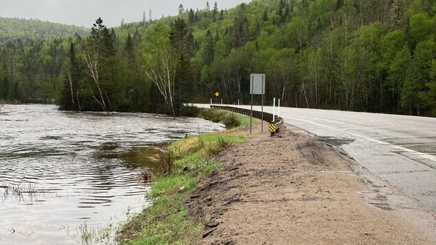 La route 172 fermée entre Sainte-Rose-du-Nord et Sacré-Coeur | Radio ...