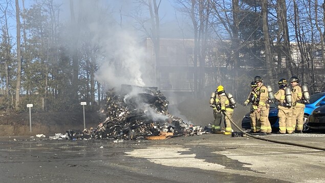 Le contenu d’un camion de déchets s’enflamme à Sherbrooke | Radio-Canada.ca
