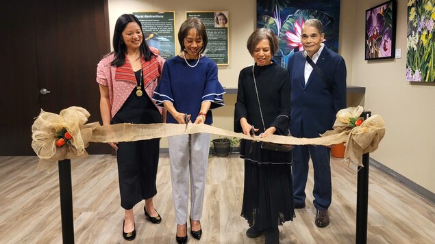 Unang solo exhibit ni Filipina Canadian artist Delia Laglagaron ...