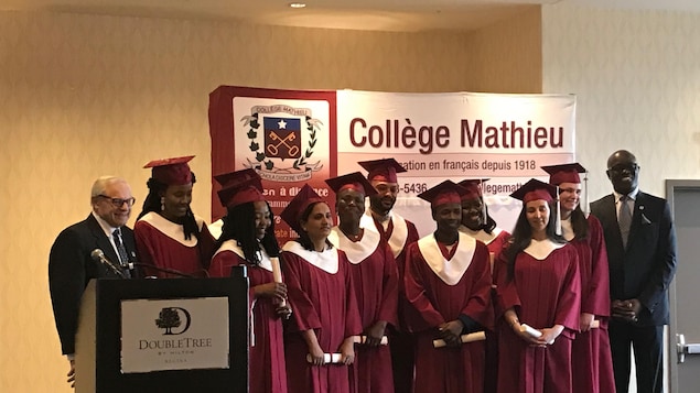 De chaleureux applaudissements pour la cohorte 2019 du Collège Mathieu ...