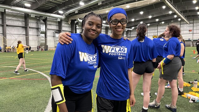 Le flag football de plus en plus populaire | Radio-Canada