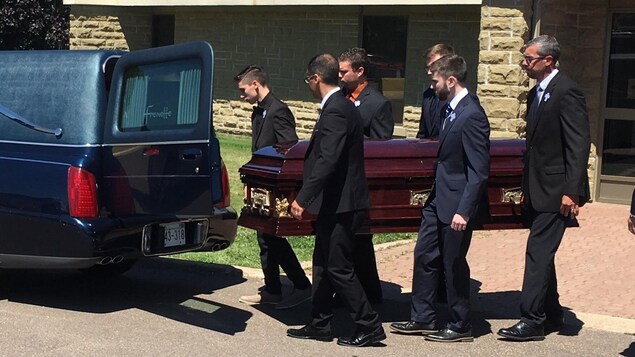 Des centaines de personnes font leurs derniers adieux à Raymond ...