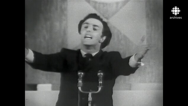 Quand Gilles Vigneault chante pour les gens de son pays | Radio-Canada