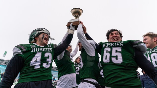 Les Huskies à une victoire de se rendre à la Coupe Vanier | Radio-Canada.ca
