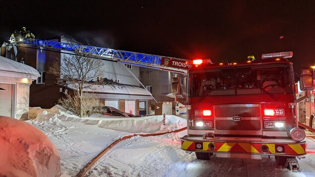 Un incendie majeur frappe un immeuble à condos à Trois-Rivières | Radio ...