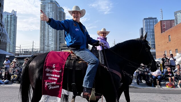 Avant sa mission autour de la Lune, Jeremy Hansen mène le défilé du ...