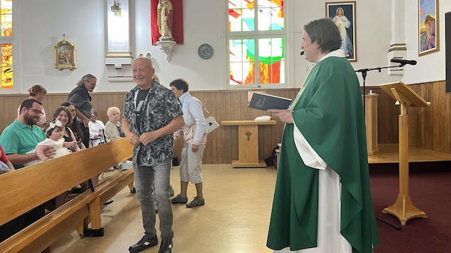 Le drôle de prêtre de l’église Sacré-Cœur de Port-Cartier | Radio-Canada