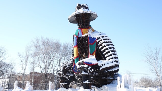 La statue de Jos Montferrand prend des couleurs grâce à un foulard ...