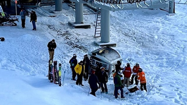 Golden, B.C., ski gondola loaded with passengers falls to the ground ...