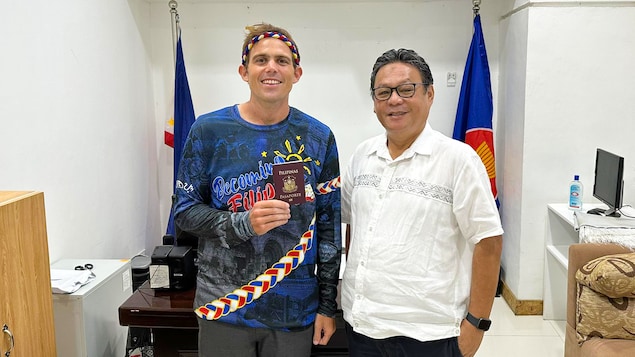 Canadian vlogger na naging Pilipino nakuha na ang Philippine passport ...