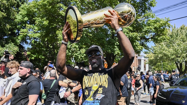 Luguentz Dort acclamé lors d’une fête dans Montréal-Nord | Radio-Canada