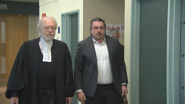 Un avocat plaide coupable à une accusation de voie de fait simple ...