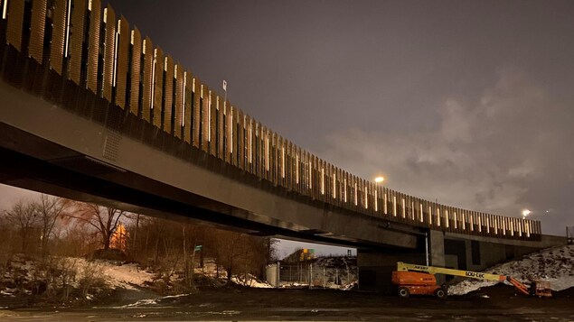 Une œuvre en hommage à l’artiste Guido Molinari sur un pont montréalais ...