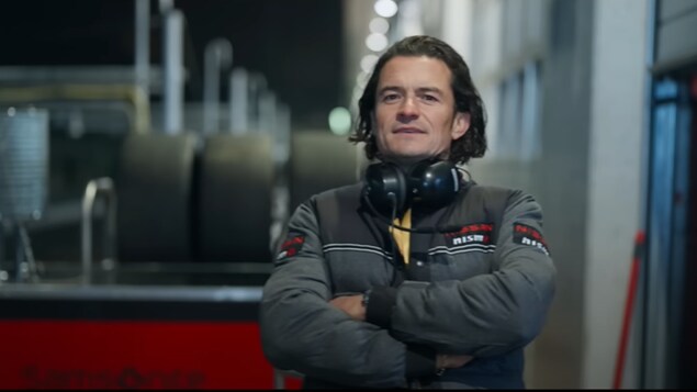 Le film Gran Turismo, avec Orlando Bloom, se dévoile dans une vidéo ...