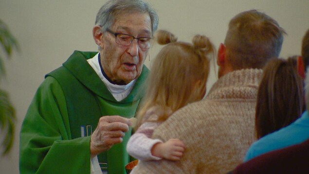 Une église d'Edmonton ferme ses portes alors qu'un prêtre tire sa ...