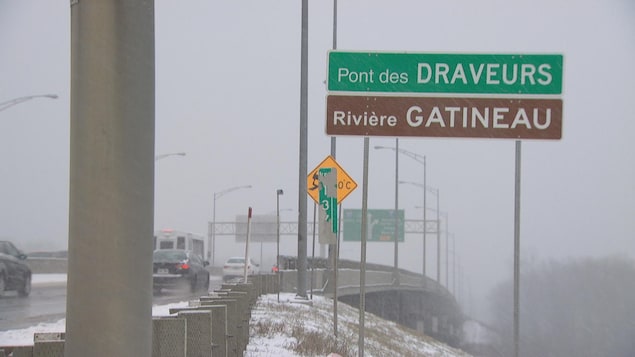 Une voiture fait un vol plané au-dessus du pont des Draveurs | Radio-Canada