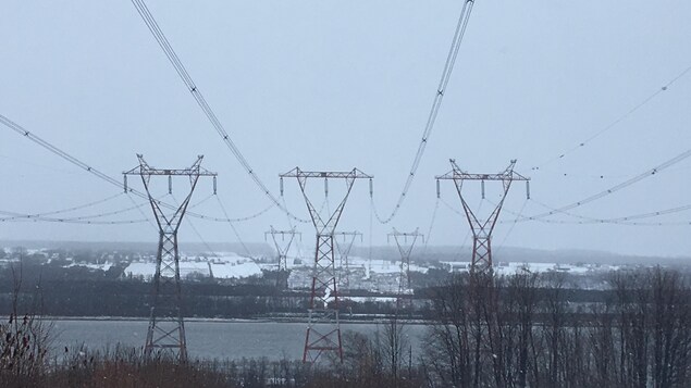 3e lien : Legault veut démanteler les pylônes d’Hydro-Québec à l’île d ...