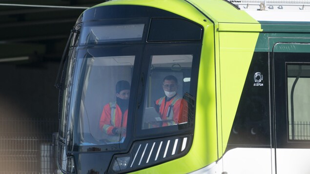 Début des derniers tests du REM avant sa mise en service | Radio-Canada