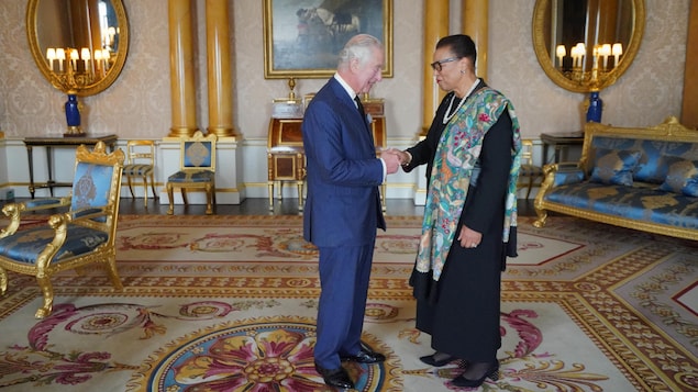 Charles III reçoit des représentants d’un Commonwealth qui remet en ...