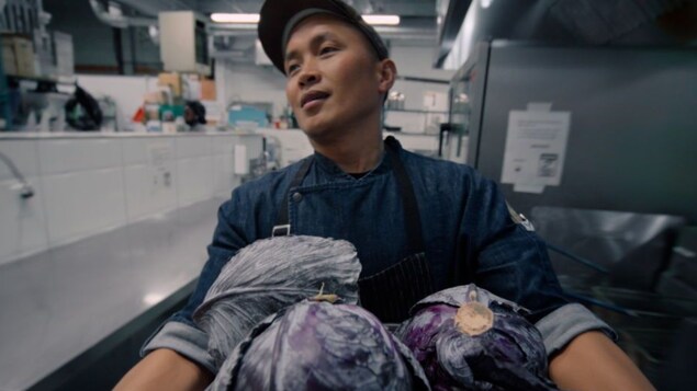 Paano nakakatulong ang Pinoy chef na ito sa kanyang komunidad sa ...