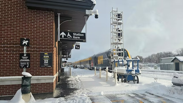 VIA Rail : des passagers du train Toronto-Ottawa passent la nuit à ...