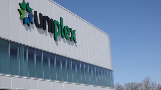 Le toit de l’UNIplex flambant neuf à Dieppe coule | Radio-Canada.ca