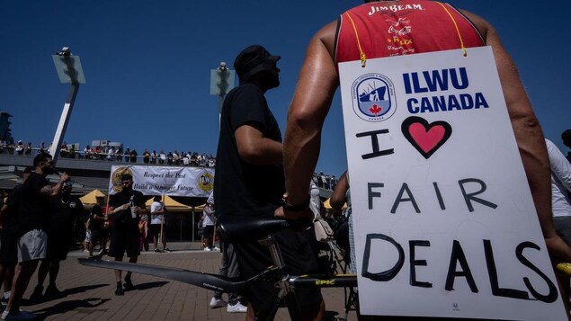 Union, employer reach tentative 4-year deal to end B.C. port strike ...