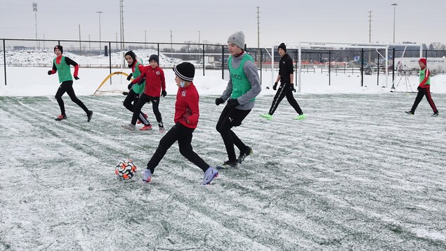 Un club de soccer d’Ottawa s’entraîne à l’extérieur...en plein hiver ...
