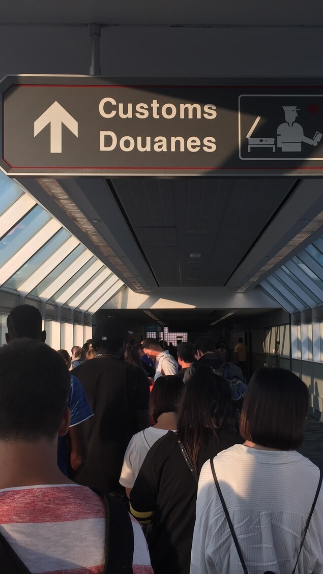 Un expert du droit des Palestiniens cuisiné aux douanes | Brève | Radio ...