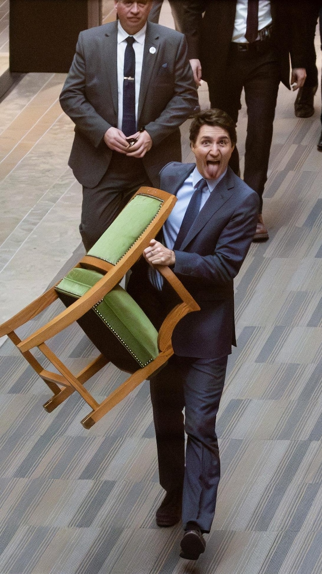 L’image de Trudeau avec sa chaise devient virale | En bref | Radio-Canada