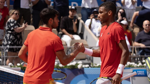 Auger-Aliassime dominé par Alcaraz en demi-finales à Paris | Olympiques Paris 2024 | Radio-Canada.ca