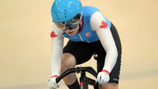 La paracycliste Mel Pemble au pied du podium, après un record du monde ...