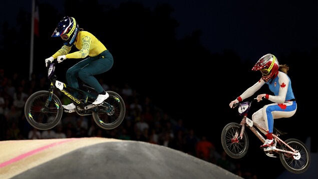 La cycliste Molly Simpson en demi-finales du BMX de course - Jeux ...