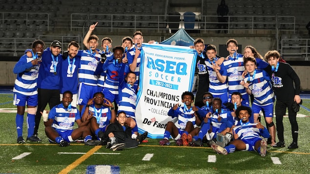 Un autre titre de champion de 2e division au soccer pour les Griffons ...