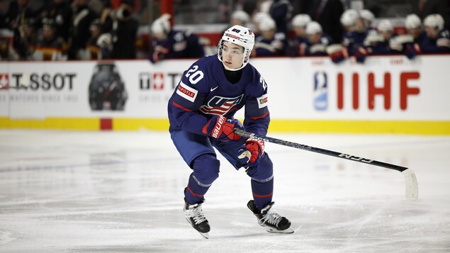 L'espoir du Canadien, Lane Hutson, effectue une passe incroyable au ...