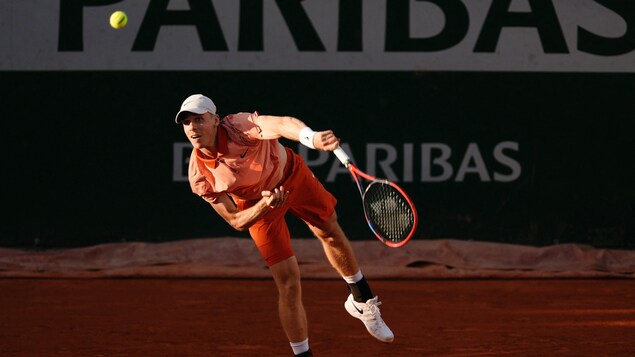 Patient, Félix Auger-Aliassime atteint le 2e tour à Roland-Garros | Radio-Canada