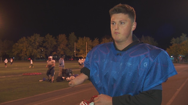 Jouer au football avec un seul bras, c’est possible! | Radio-Canada