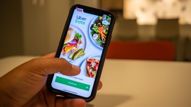 Du vin de la SAQ sera livré par Uber Eats et ça fait réagir | Brève ...