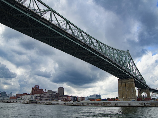 Pont bloqué et usine historique en ruines à Montréal | Brève | Radio-Canada