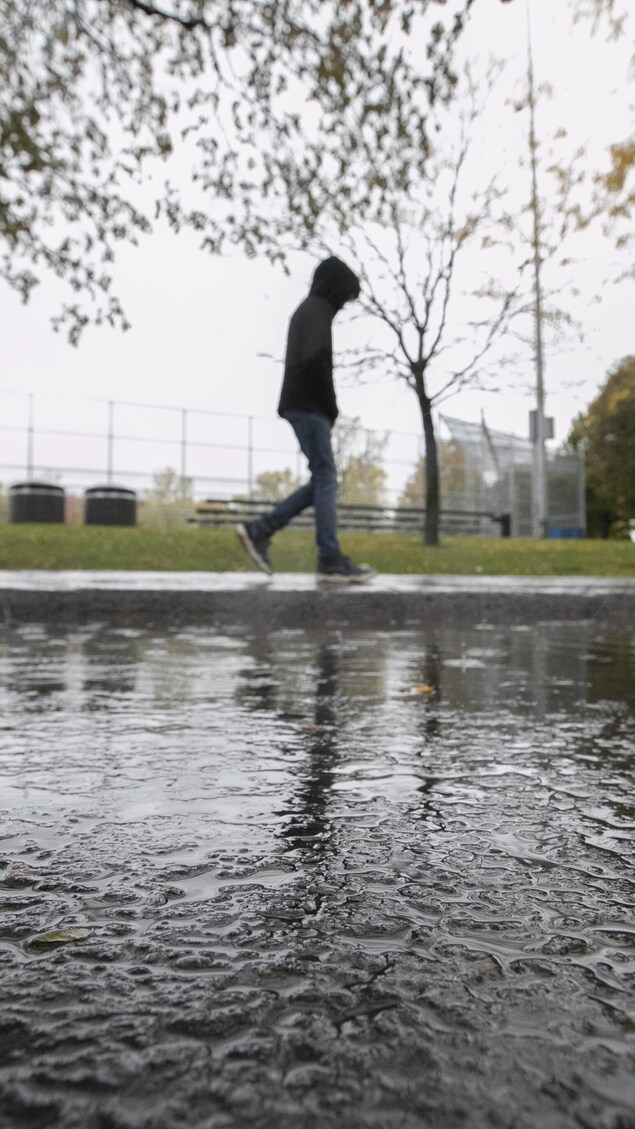Vous arrive-t-il (trop) souvent de vous sentir seul? | Brève | Radio-Canada