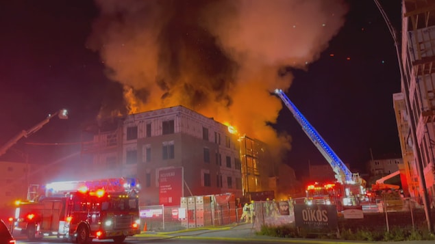 Incendie dans un immeuble à logements en construction | Radio-Canada