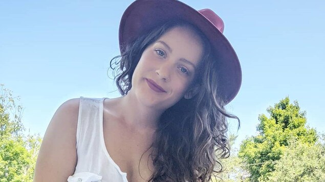 Un premier album en français pour la musicienne Laura Rae | Radio-Canada.ca