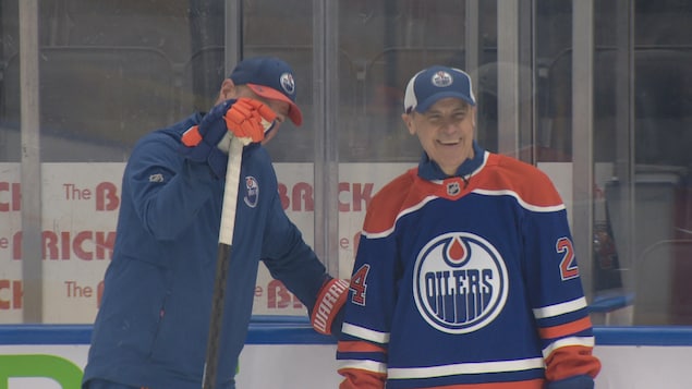 Mark Carney enfile ses patins aux côtés des Oilers d’Edmonton | Radio ...