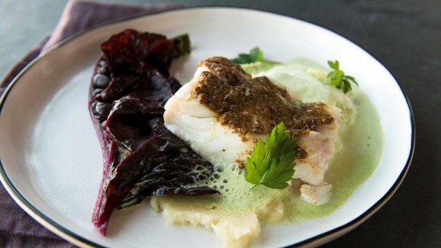 Morue rôtie aux champignons, bette à carde et lait de persil | Mordu