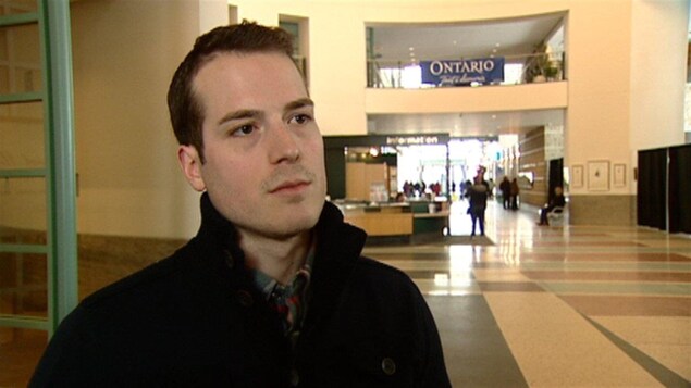 Le conseiller du quartier Rideau-Vanier, Mathieu Fleury, explique l ...