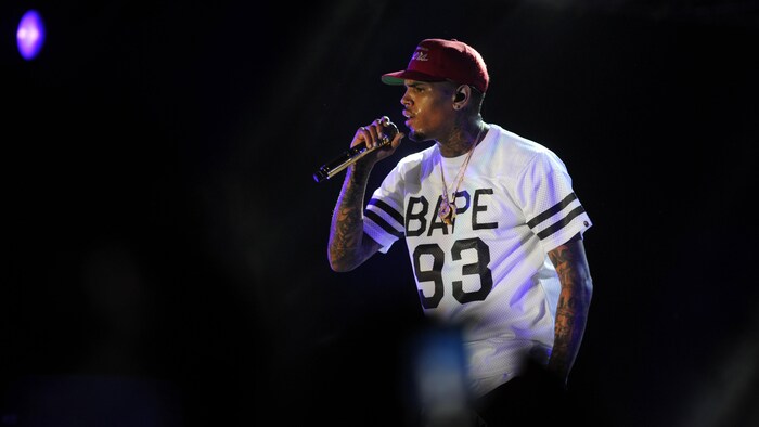 Le rappeur Chris Brown, arrêté pour viol à Paris | Radio-Canada
