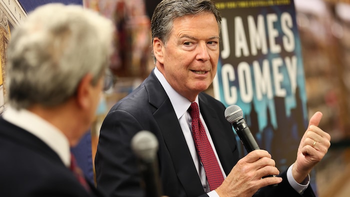 L’ex-directeur du FBI James Comey, de nouveau inculpé, s’est présenté ...