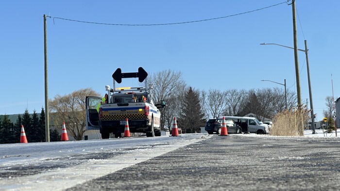 Une collision entre un minibus et un VUS fait un mort et sept blessés à Saint-Rémi | Radio-Canada