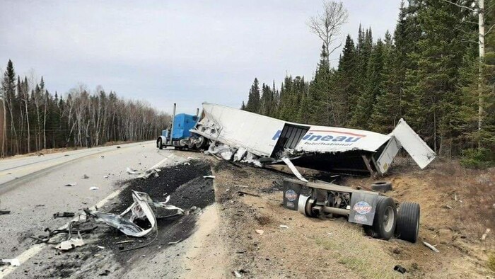 Collision entre deux poids lourds et une camionnette sur la route 117 | Radio-Canada